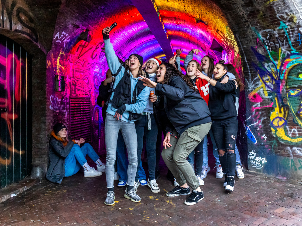 Deze groep jongeren komt samen in Utrechts tunneltje: ‘Een komt zelfs ...