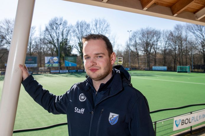 Den Houting is pas 25 jaar, maar nu al hoofdcoach bij de hockeysters ...