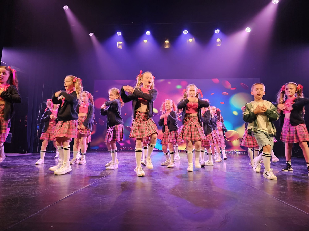 Dansschool K!Dans brengt ode aan stationsgeschiedenis van Mechelen ...