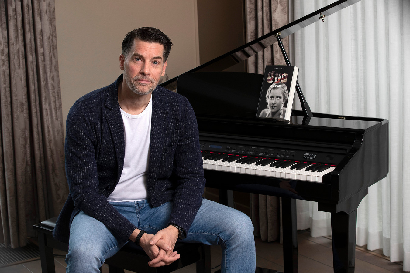 Notaris, pianist, columnist, kunstschilder en nu ook auteur ...