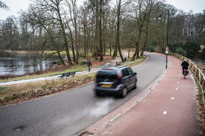 Parkweg blijft toegankelijk met auto, borden wijzen op fietsverbod: dit ...