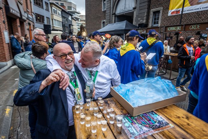 JENEVERFEESTEN. Liters drank, tradities om in ere te houden en bakken regen: dit was dag één van ...