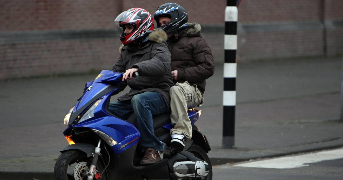 Waarom vrouwen geen helm wilden dragen op de brommer, en de ANWB eerst ...