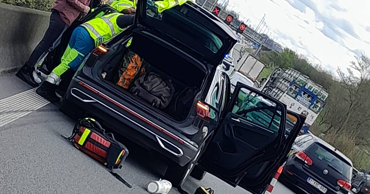 Kop-staartbotsing op E40 zorgt voor verkeershinder | Melle | hln.be