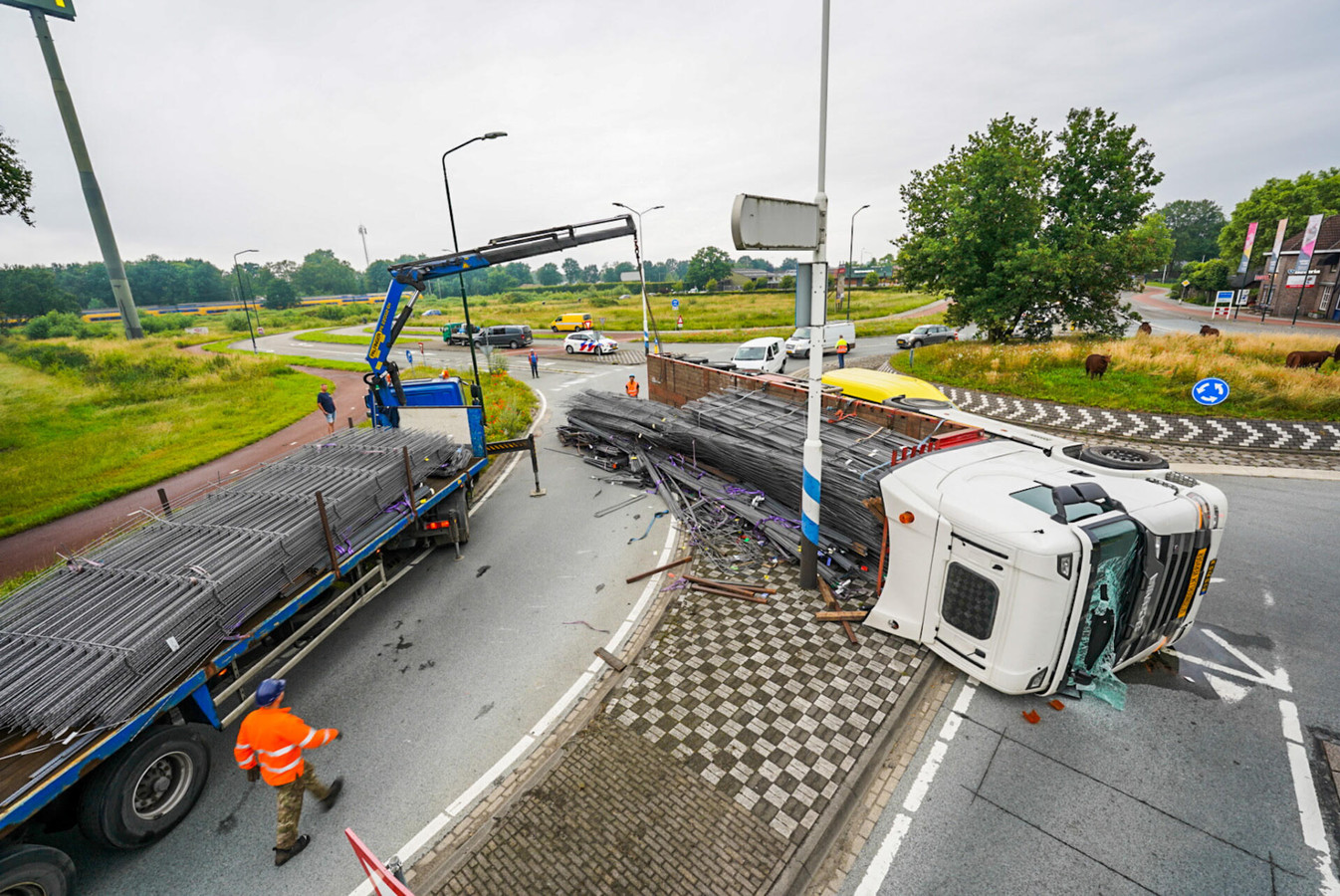 Vrachtwagen met staal kantelt op rotonde naar oprit A67 in Geldrop | Foto | gelderlander.nl