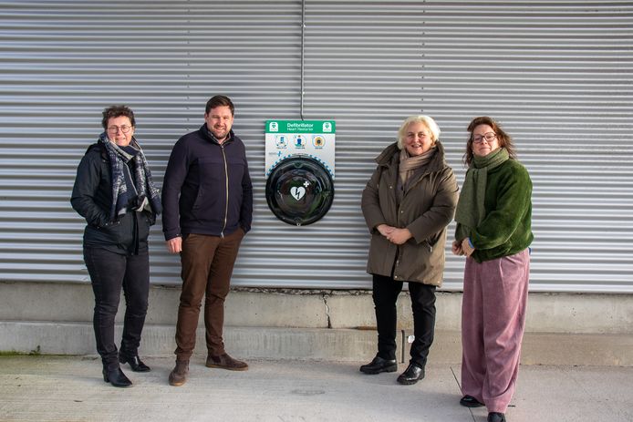 Vier nieuwe AED-toestellen in Wingene dankzij Unizo | Wingene | hln.be