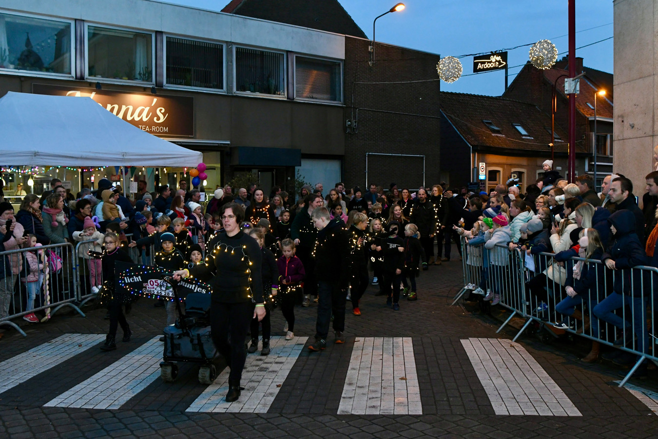 IN BEELD. 41e Sint-Maartensstoet lokt massa mensen: “Heel blij dat we ...