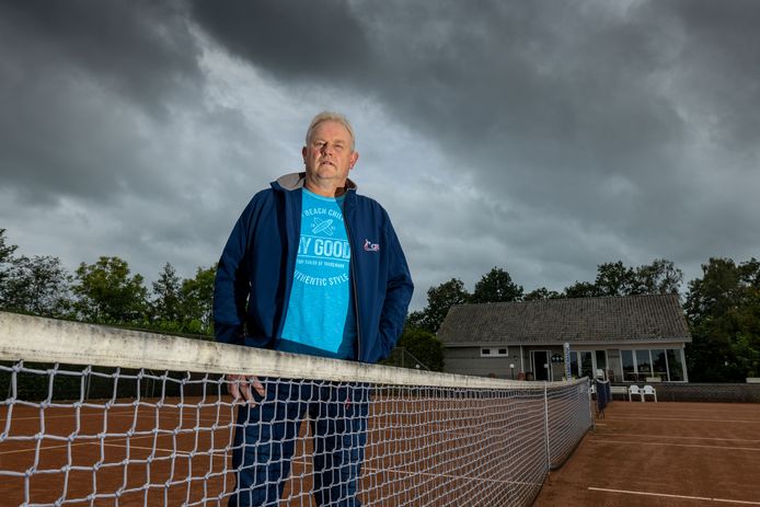 Klaas (57) ziet einde van tennisclub Staphorst naderen, van 220 naar 28 leden: ‘Padel kan ons ...