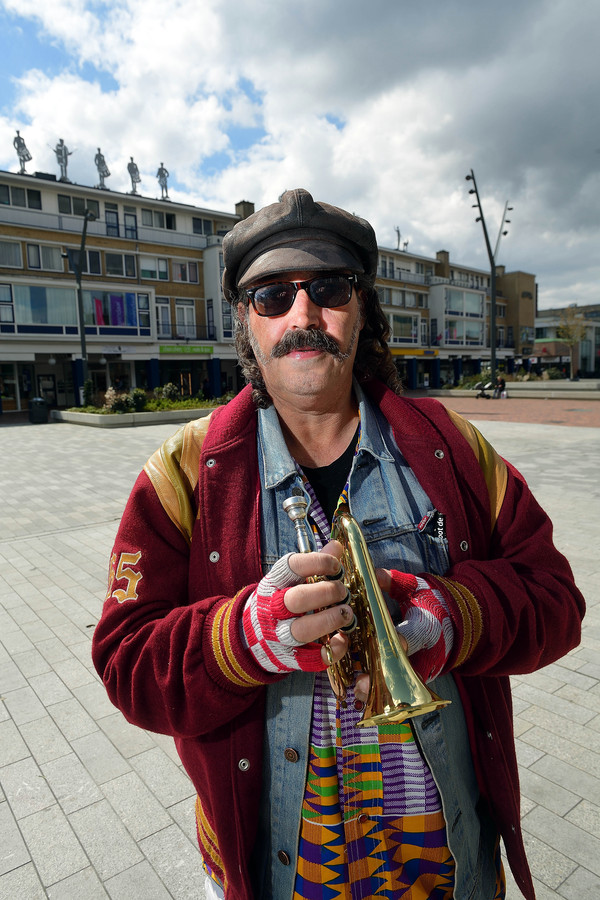 Straatmuzikant Peter Matthijssen: ‘Ze moeten me denk ik gewoon niet zo’ | Foto | pzc.nl