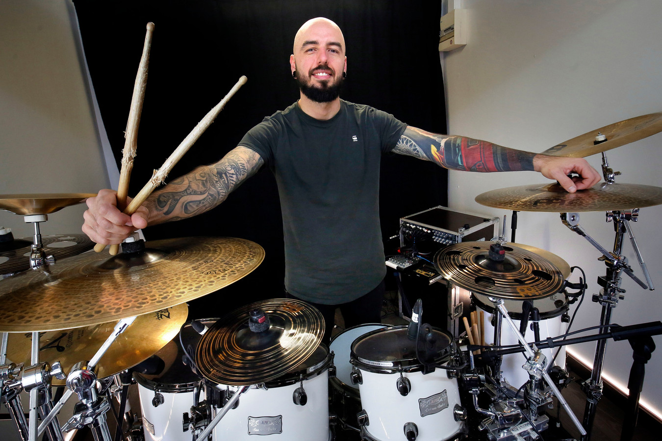 Kevin (31) leerde zichzelf drummen en stapt nu vliegtuig in en ...