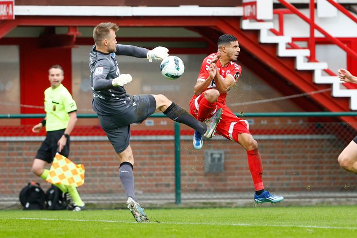KIJK. Ontsnapte Simon Mignolet hier aan rood? Club Brugge-doelman ...