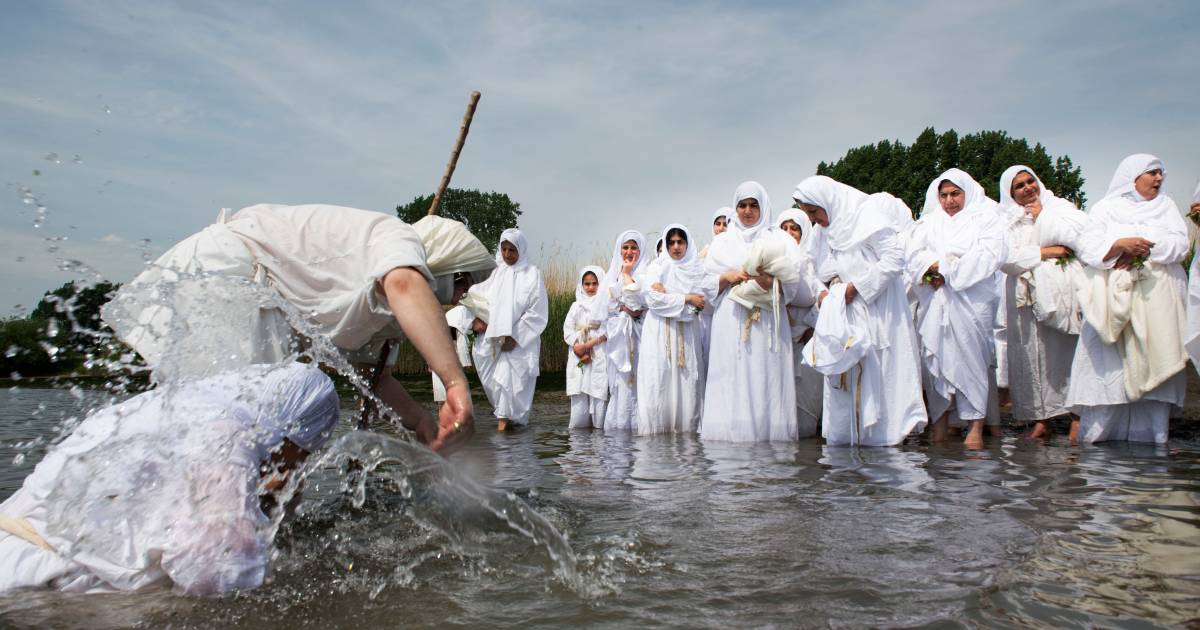 In een wit gewaad worden de zondes van Mandi-aanhangers afgewassen in de Lek: ‘Je voelt je heel ...
