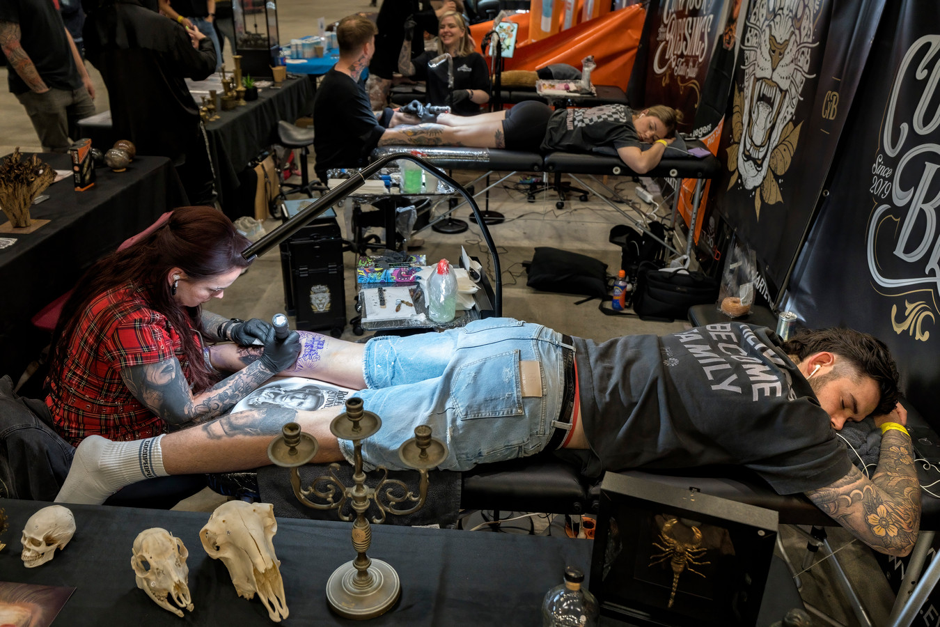 Maak kennis met René, de wandelende tattoo die écht van top tot teen ...