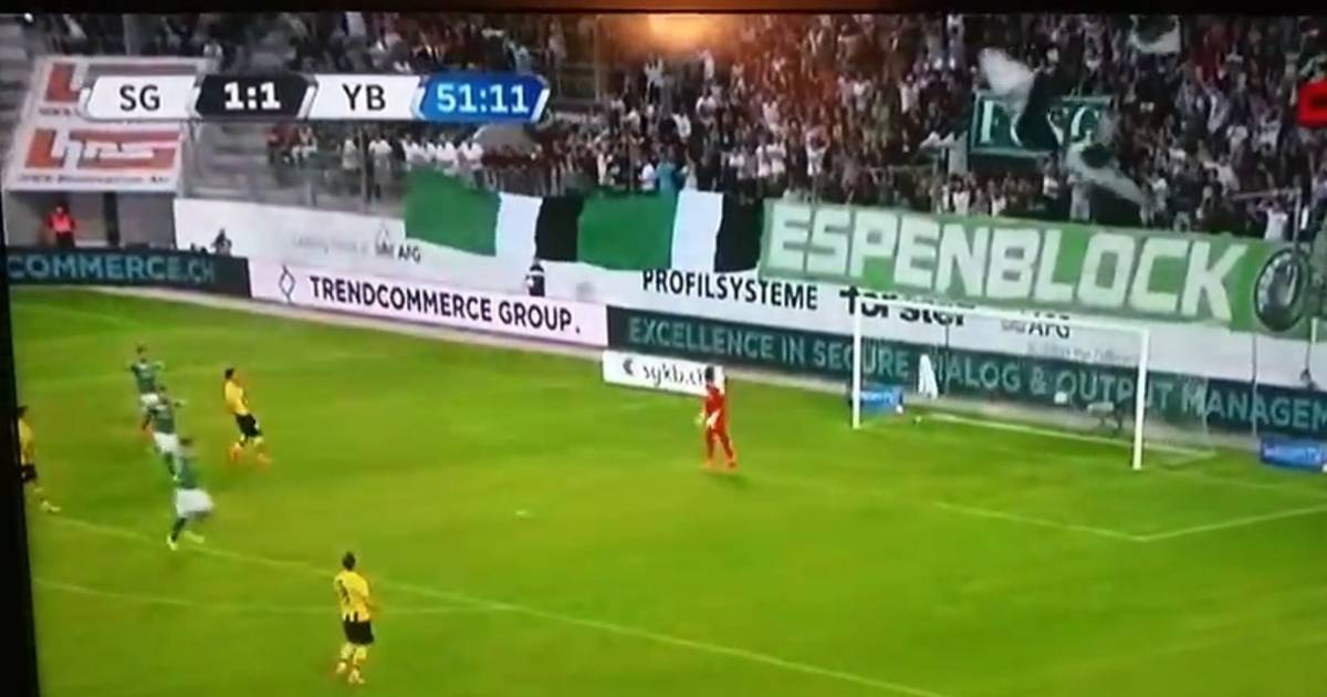 Voetballer schiet bal strak in de kruising... van eigen doel | Offside ...