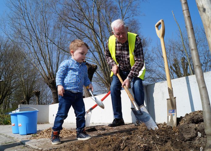 Wijkcomité Groenpark houdt grote plantactie: bewoners Bas (2) en Yves ...