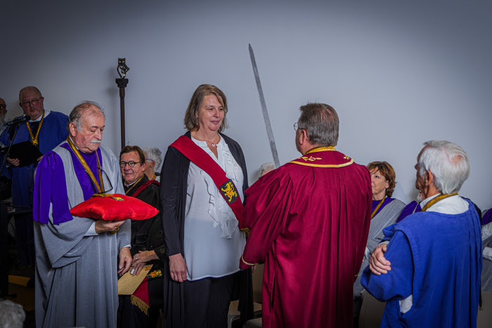 Veerle Debusscher is Ridder in Orde van Gulden Masker | Foto | hln.be