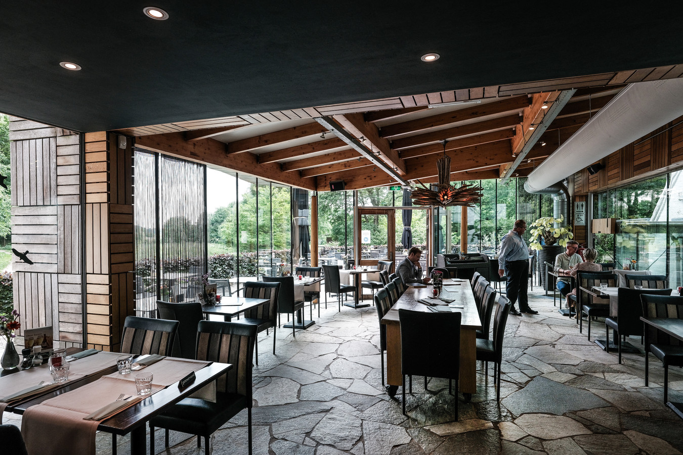 Eten midden in het bos bij ’t Peeske geeft je het gevoel alsof je op ...