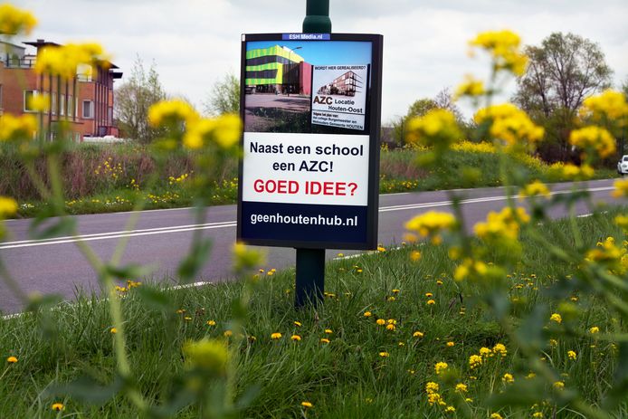 Tegenstanders AZC in Houten protesteren langs de Rondweg: ‘Naast een ...