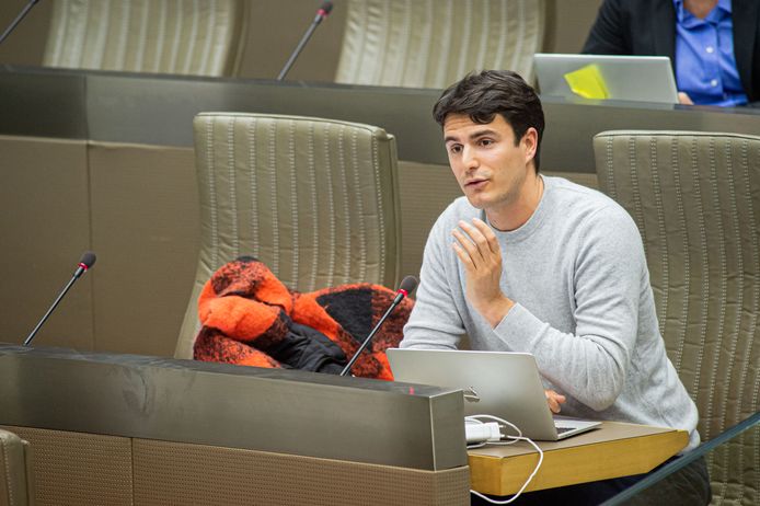 Conner Rousseau stelt boek ‘T.’ voor in De Pulle | Deinze | hln.be