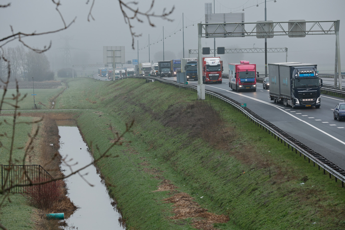 A12 bij Arnhem 50 procent drukker dan vóór corona, ‘snel actie nodig’ tegen monsterfile in de ...