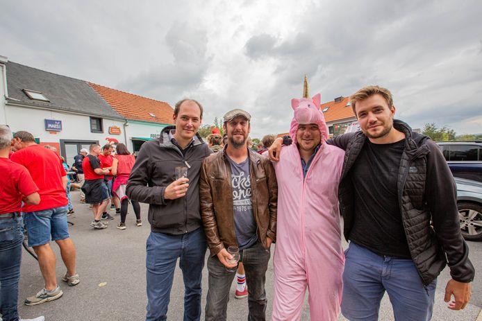 Het feest kan beginnen in Schepdaal... Supporters schreeuwen Remco naar ...