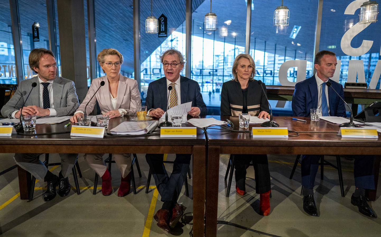 NS geeft personeel bonus, bereidt zich voor op coronavirus | Foto | AD.nl