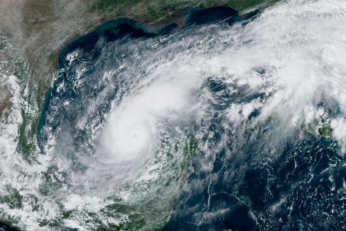 Code rood in Mexico en massale evacuatie in Florida door ‘monster ...