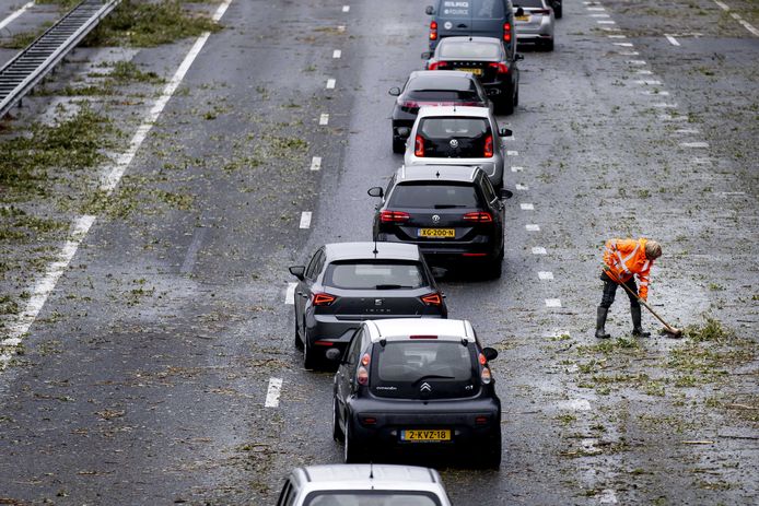 Bekijk hier de schade van zomerstorm Poly: een spoor van vernieling ...