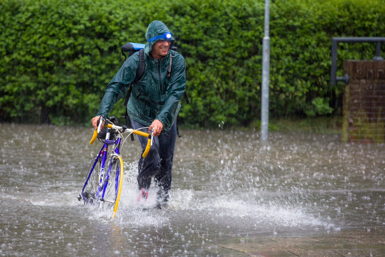 Hagel en stevige onweersbuien: KNMI geeft voor zondagavond code geel af ... Hagel en stevige onweersbuien: KNMI geeft voor zondagavond code geel af ...
