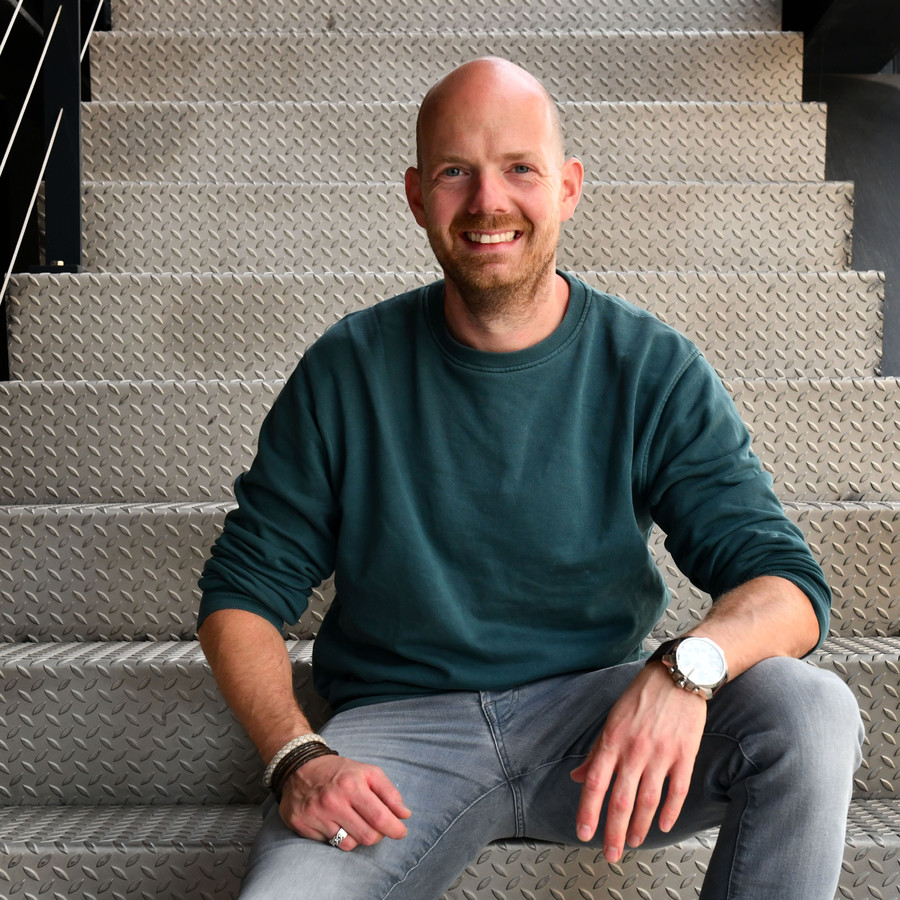 Dit is hoe Gijs (37) jongeren in Enschede uit de schulden helpt | Foto | AD.nl