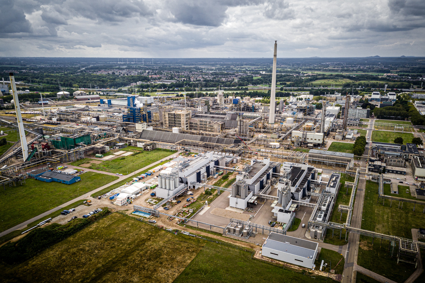 Brand in fabriek op industrieterrein met chemische bedrijven in Geleen ...