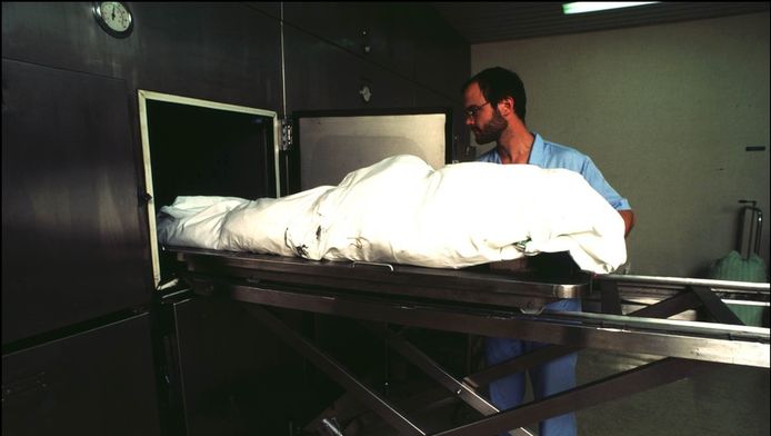 Dakloze steelt koelbuizen en laat volledig mortuarium ontdooien | Bizar ...