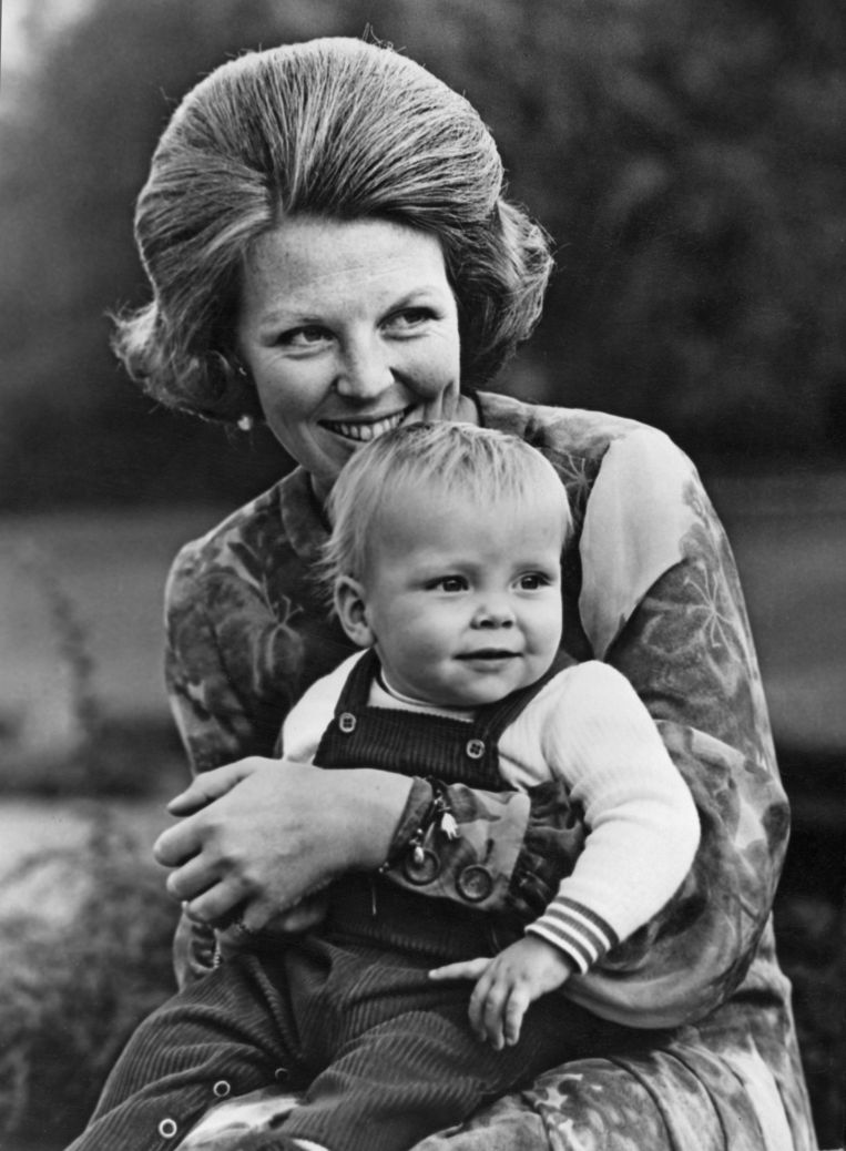 Koninklijke kiekjes: prinses Beatrix als gelukkige jonge moeder