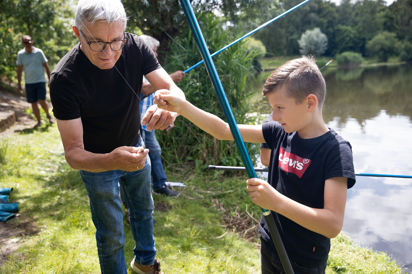 Kinderen leren vissen in Geldrop en Nuenen: ‘Opa, ik heb een vis ...