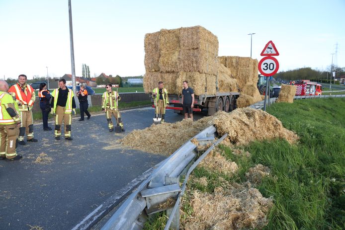 Landbouwer verliest balen stro: rijbaan anderhalf uur afgesloten | Sint ...