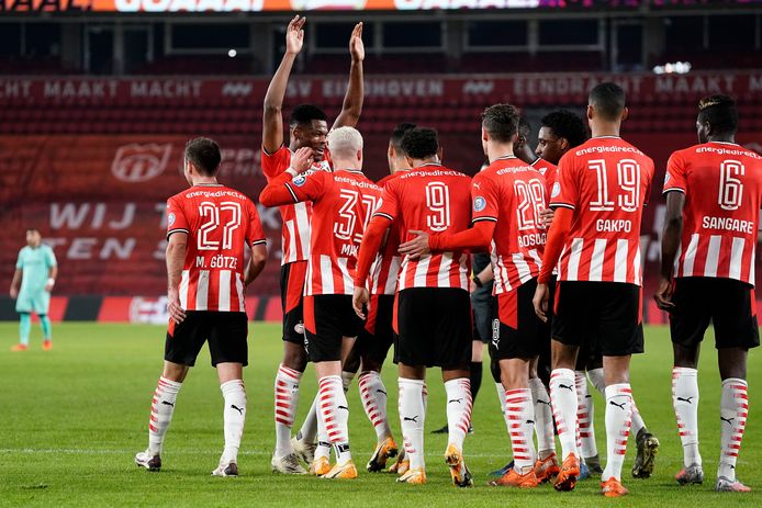 PSV heeft ineens bijna de ‘ideale basis’ op het veld staan en wint ...