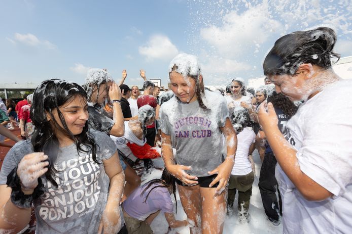IN BEELD. 600 leerlingen zetten de zomer in met schuimparty op de ...