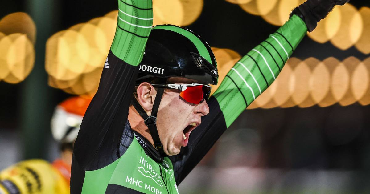 Iedereen in het groen juicht na de zege van Evert Hoolwerf, ook Ariëns ...