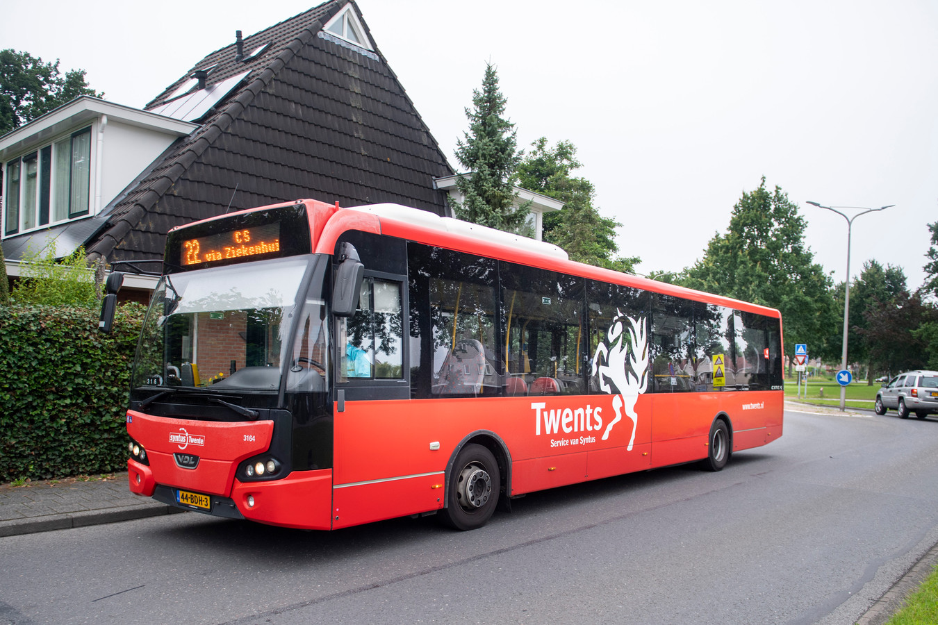 Peter Tuinman (66) uit Almelo is al jaren klaar met de lege bussen in ...
