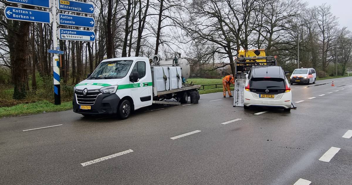 Busje en auto botsen tegen elkaar op kruising in Winterswijk | Winterswijk | gelderlander.nl