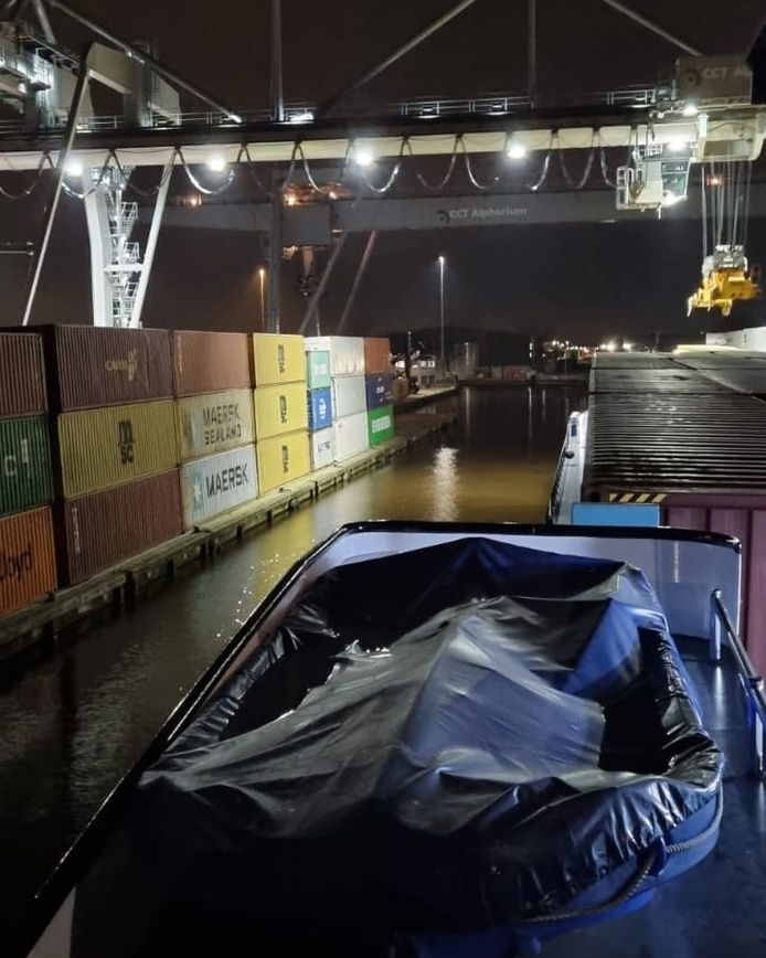 Containerschip botst tegen kade | Alphen aan den Rijn | AD.nl