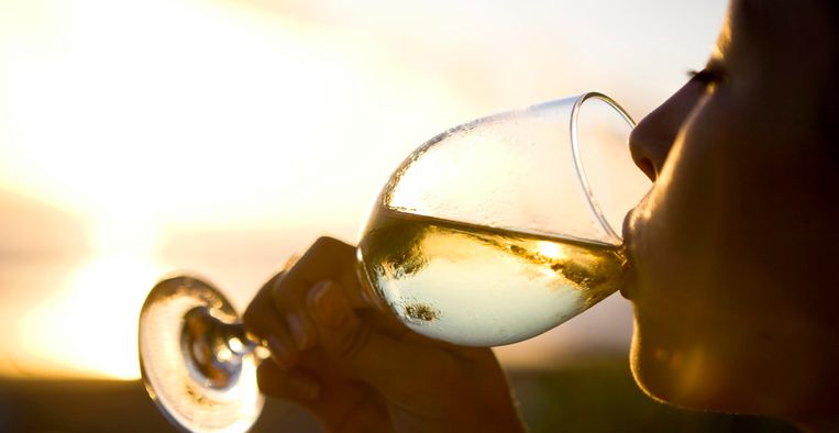 Waarom je juist nu een wijntje op het terras moet drinken | Libelle