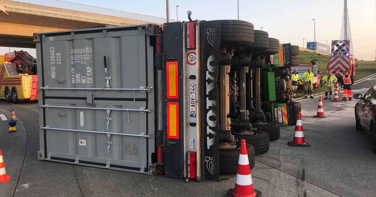 Vrachtwagen kantelt aan fly-over | Geel | hln.be