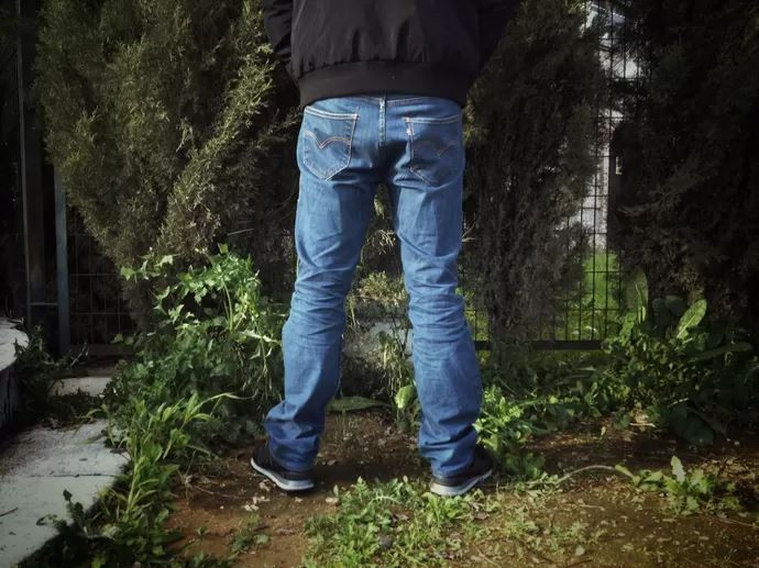 Bankjes weggehaald om hangjongeren te weren, gevolg is blowende en ...