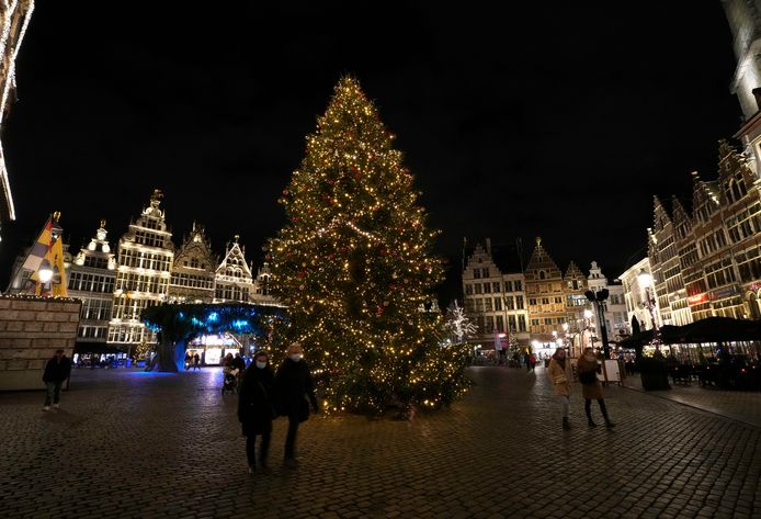 Le sapin de Noël trônera fièrement sur la Grand-Place de Bruxelles dès le 17 novembre | Belgique ...