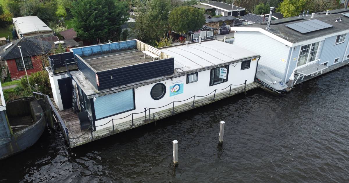 Water klotst dag en nacht tegen de plinten: deze woonboot mét terras en ...