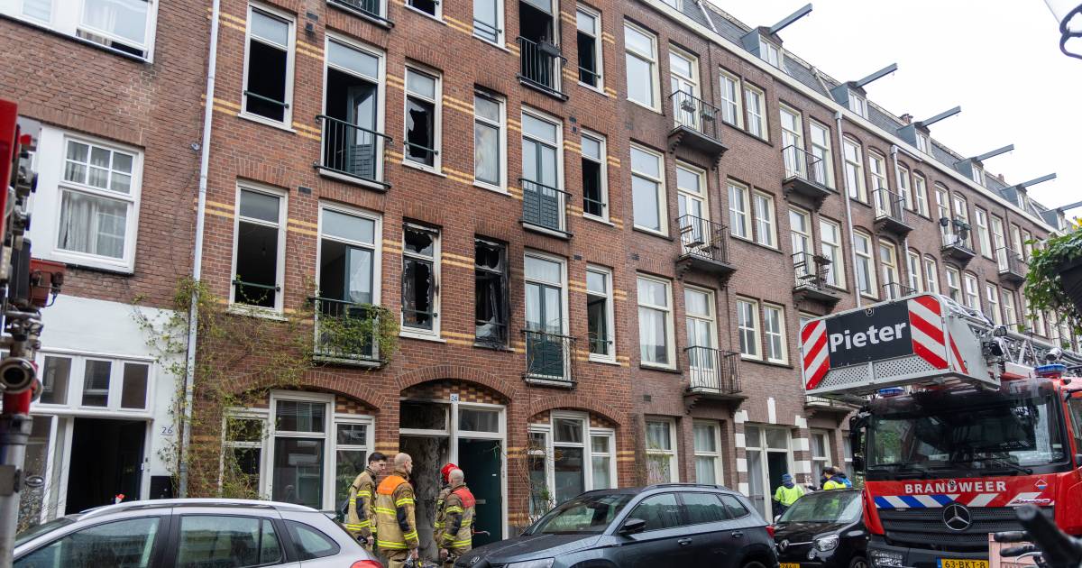 Vier personen gered uit portiekwoning bij brand in Amsterdam-Zuid ...