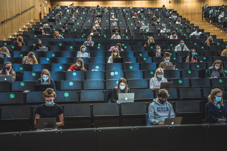 UGent stapt over naar code rood, zo veel mogelijk lessen op afstand