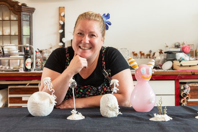 Merlijn werkt graag ‘dun’ en in haar creaties van glas en porselein zie ...