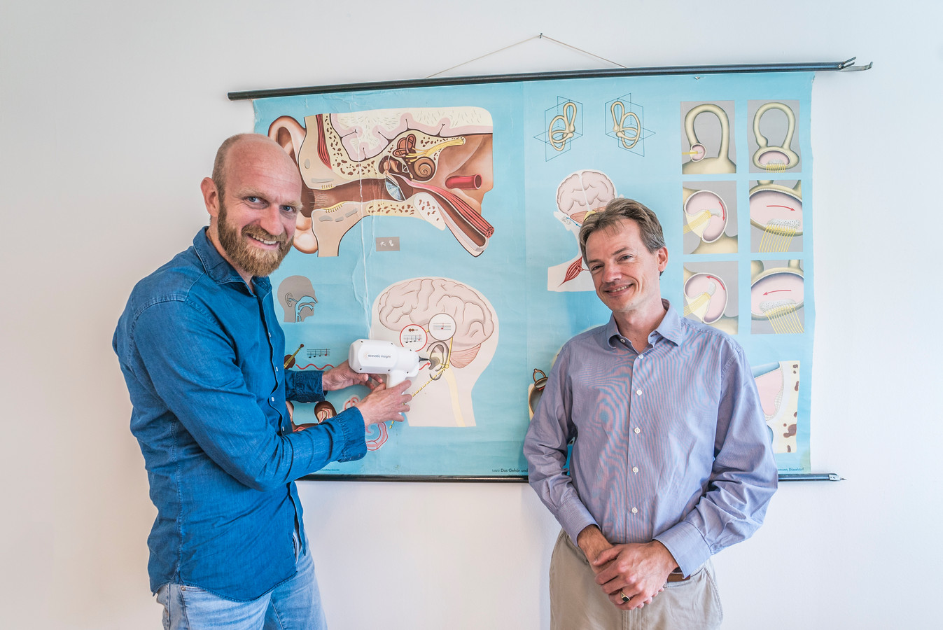 Met dit apparaat kunnen artsen beter in de oren kijken | Foto | AD.nl